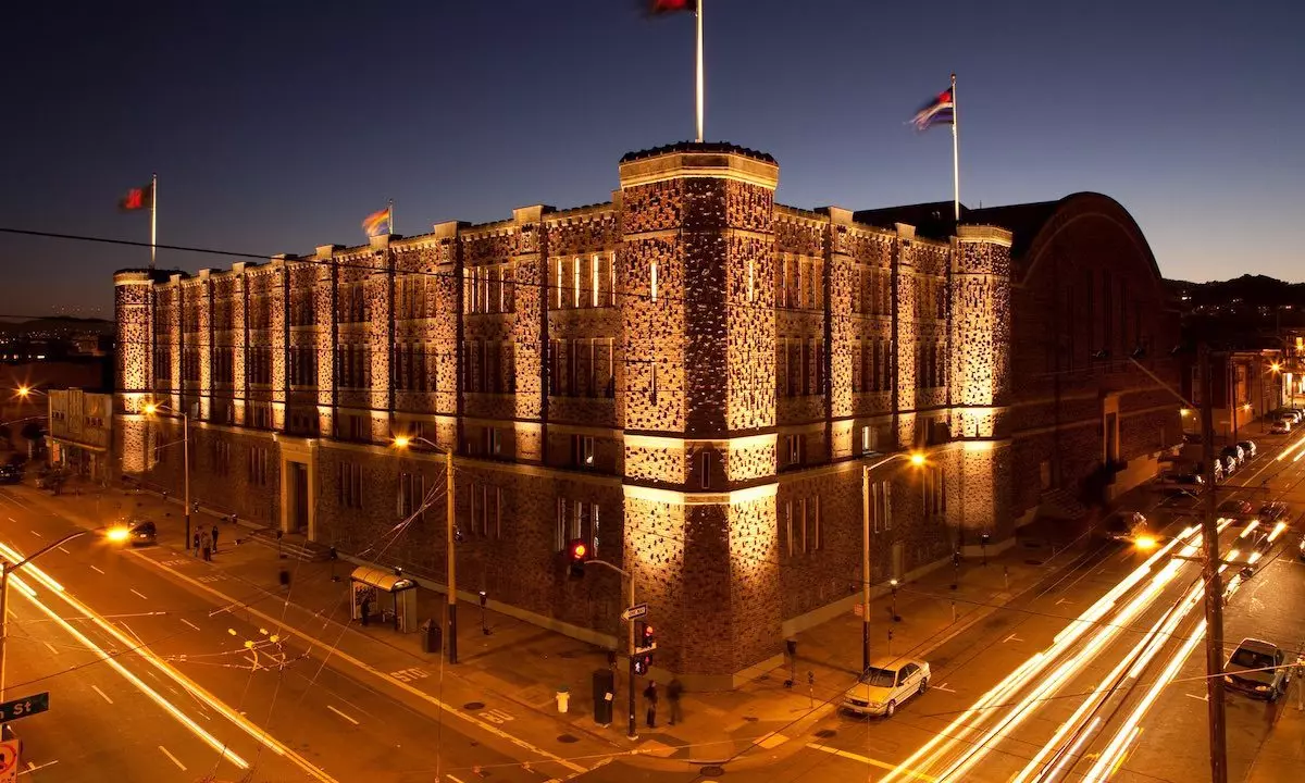 BEDFORD UNION ARMORY, KINGSBRIDGE ARMORY, MAYOR DE BLASIO, NYC ARMORIES, PARK AVENUE ARMORY, Laurie Cumbo, Οικονομική στέγαση, προσαρμοστική επαναχρησιμοποίηση, ιστορικά κτίρια