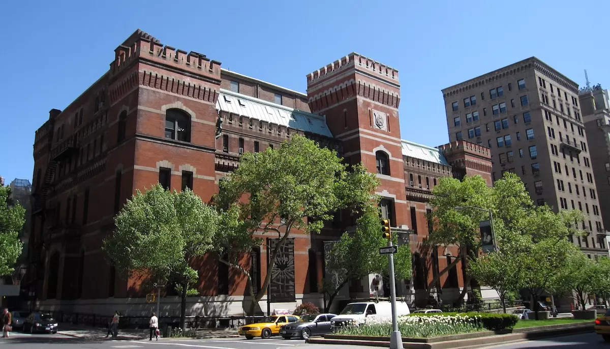 БЕДФОРД UNION ARMORY, KINGSBRIDGE ARMORY, MAYOR DE BLASIO, NYC ARMORIES, PARK AVENUE ARMORY, Laurie Cumbo, Достапно домување, адаптивна повторна употреба, историски згради