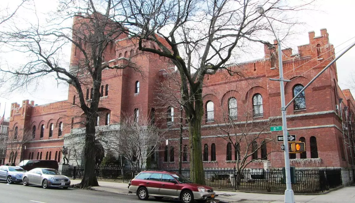 “BEDFORD UNION ARMORY”, “KINGSBRIDGE ARMORY”, “MAYOR DE BLASIO”, “NYC ARMORIES”, “PARK AVENUE ARMORY”, Lori Cumbo, Amatly ýaşaýyş jaýy, uýgunlaşdyrylan gaýtadan ulanmak, taryhy binalar