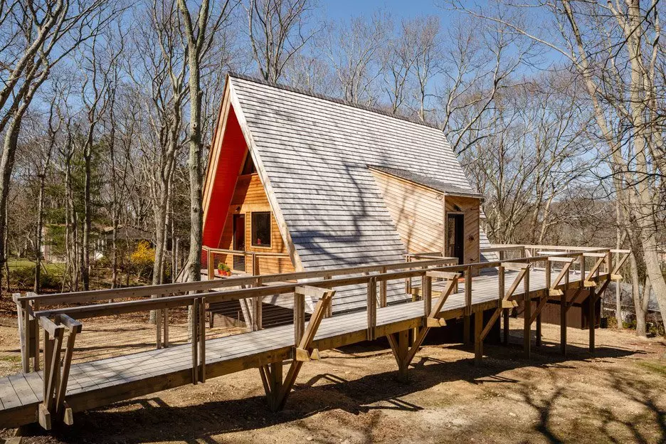 Doon Architecture သည် A-frame cabin ကို မိသားစုနှင့် အဆင်ပြေသော Hamptons အိမ်အဖြစ် ပြောင်းလဲခဲ့သည်။ 17934_3
