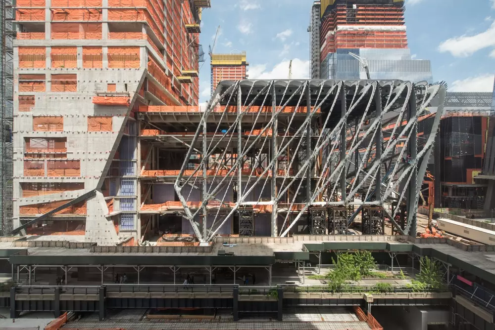 Qendra e artit e Hudson Yards, The Shed, përfundon konstruksionin prej çeliku në guaskën e saj të lëvizshme 17950_1