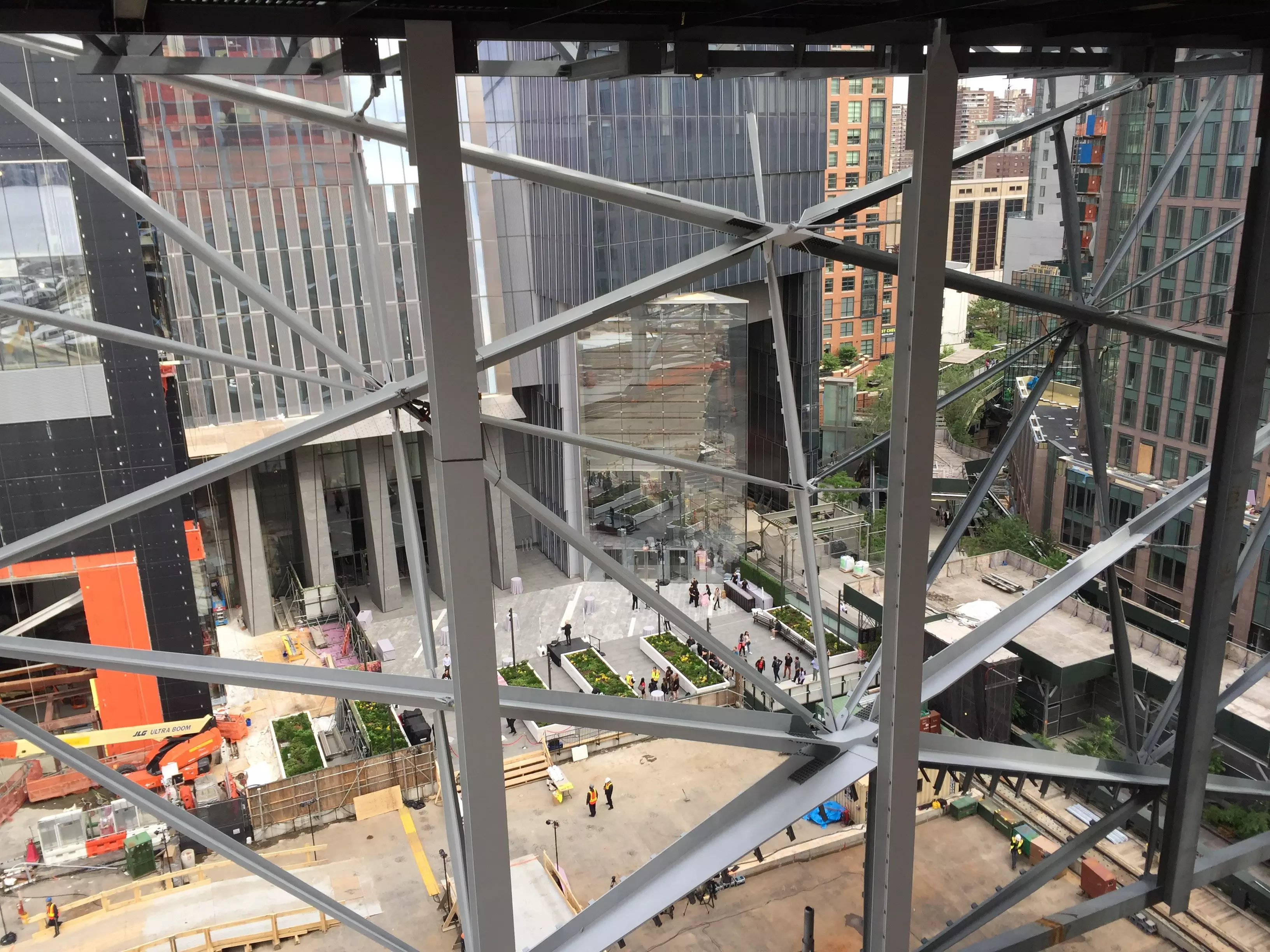 Qendra e artit e Hudson Yards, The Shed, përfundon konstruksionin prej çeliku në guaskën e saj të lëvizshme 17950_6