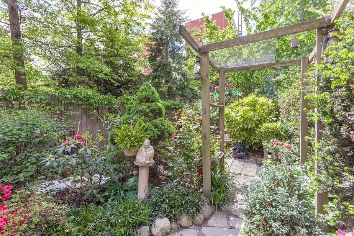 Residenza all'italiana con splendida veranda e giardino lussureggiante chiede $ 3,5 milioni in LIC 18069_7