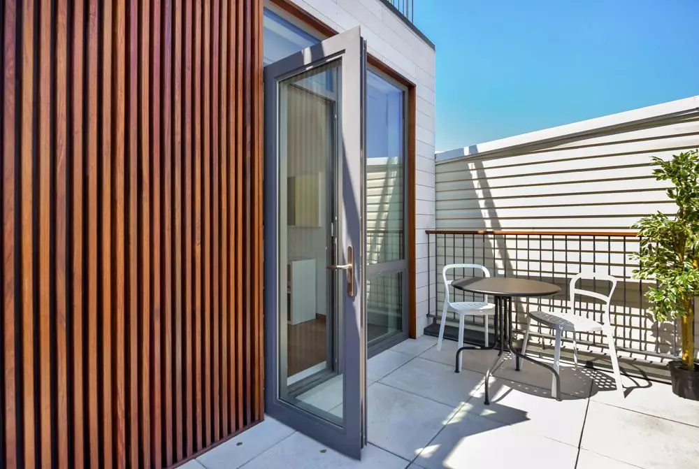 $3M SHoP Architects-yakagadzirwa Red Hook townhouse yakapfeka zinc, kongiri, uye hardwood screen. 18108_11