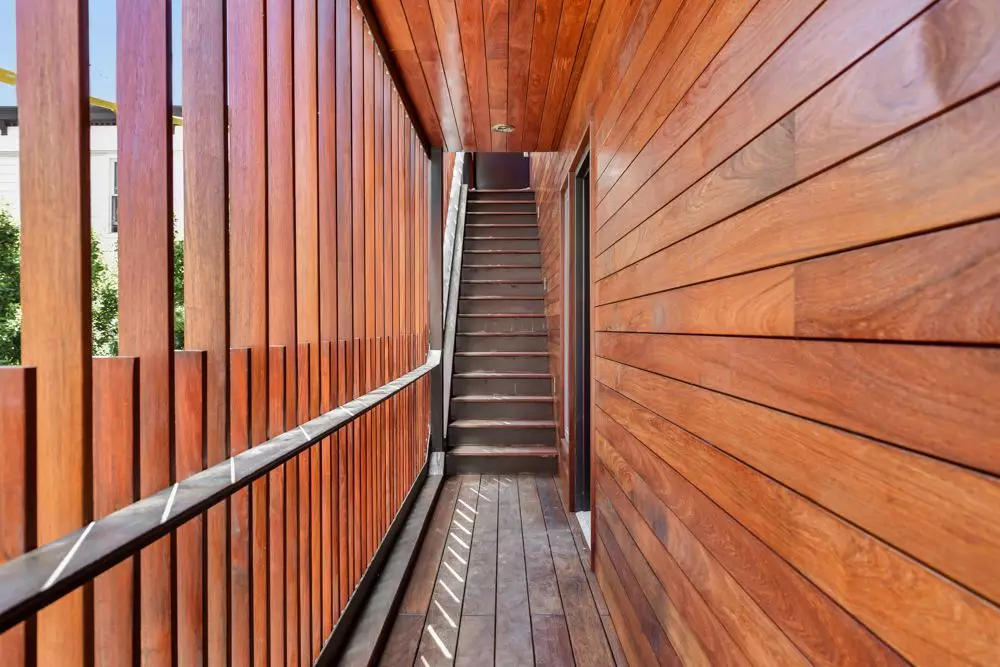 $3M SHoP Architects-yakagadzirwa Red Hook townhouse yakapfeka zinc, kongiri, uye hardwood screen. 18108_2