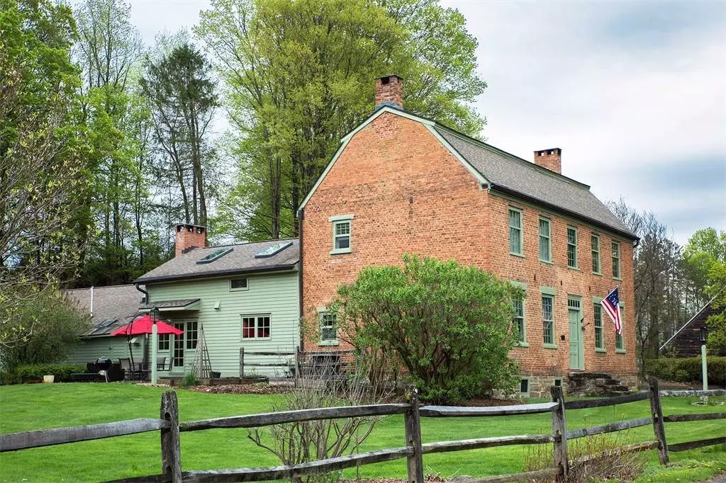 Этот фермерский дом 1760 года в северной части штата Нью-Йорк может стать вашим за 1,1 миллиона долларов. 18155_1