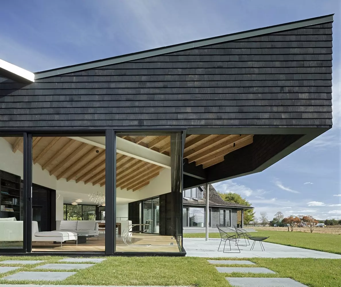Η Desai Chia Architecture συνδύασε ένα παραδοσιακό εξοχικό Hamptons με μια τολμηρή μοντέρνα προσθήκη 18189_1