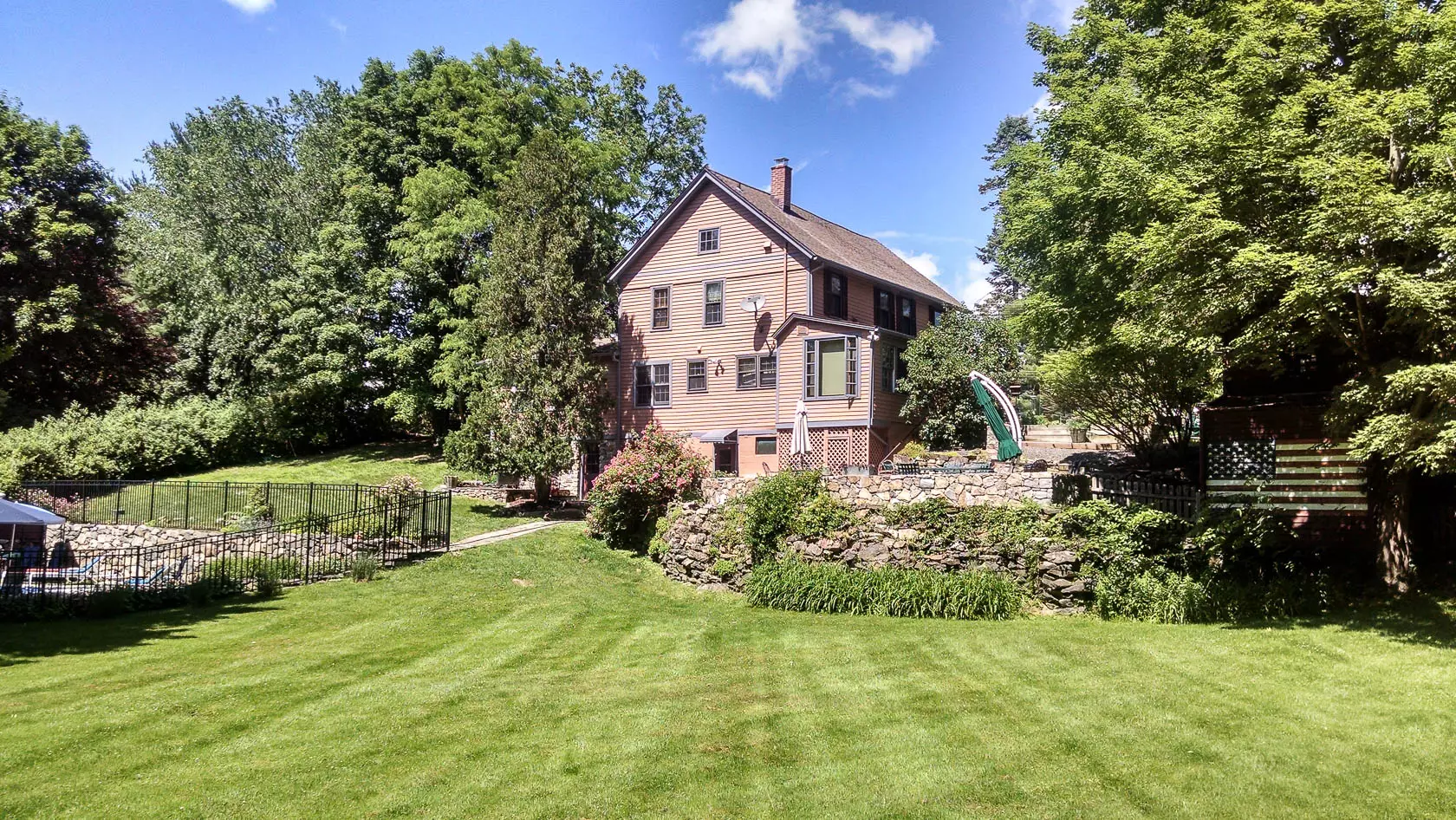 Por só 450.000 dólares, unha encantadora casa de campo de Connecticut cunha historia musical única 18208_2