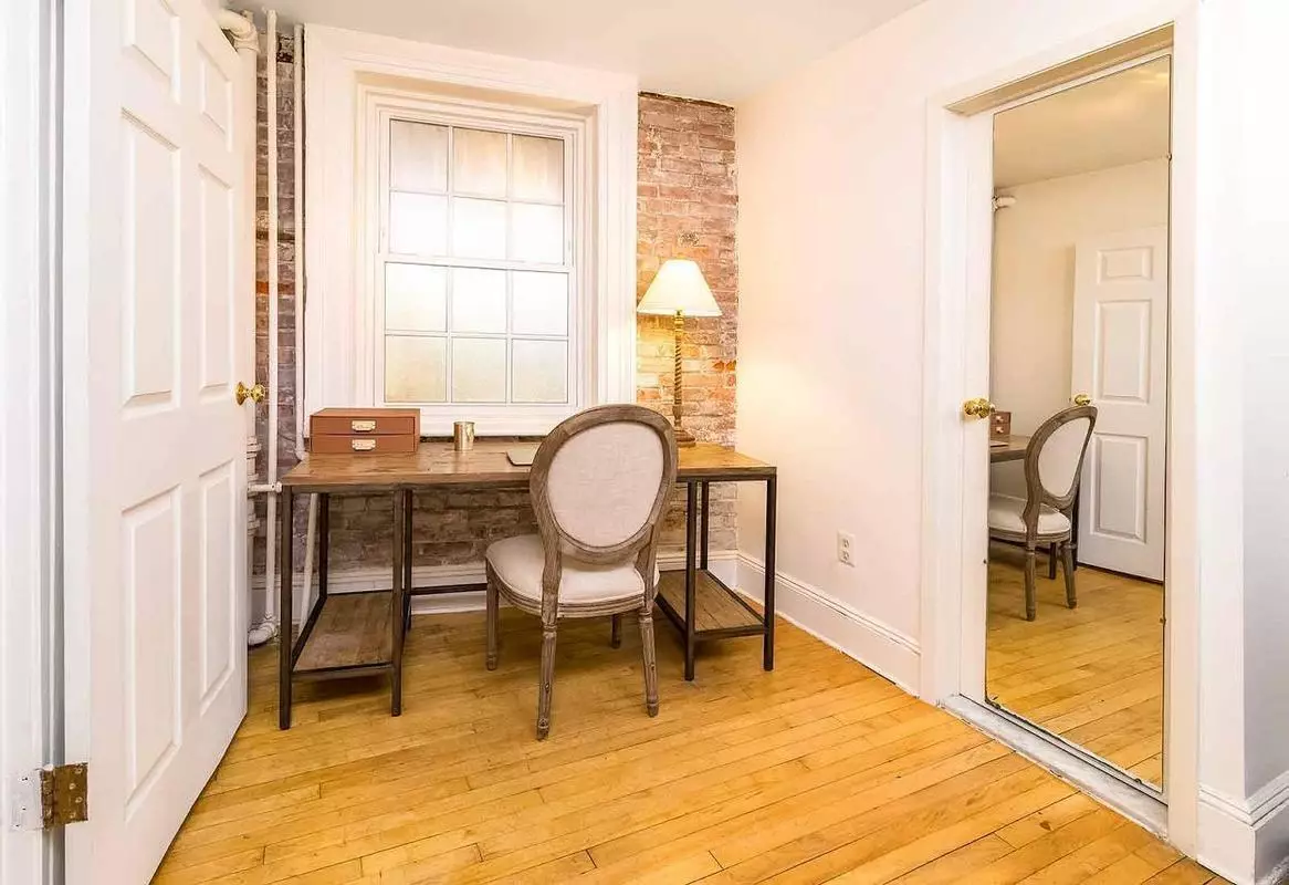 Un bloc de tres dormitoris recentment renovat en una casa adossada de West Village de 1844 demana 2,7 milions de dòlars 18280_4