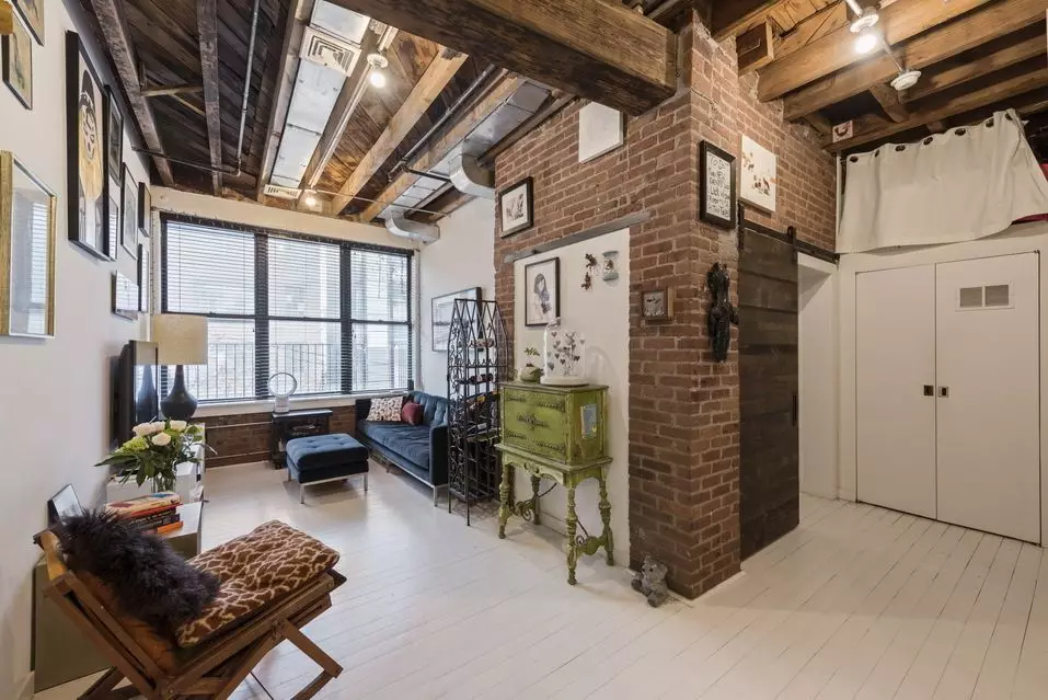 Brutărie transformată în apartament din Williamsburg deține un apartament incredibil căptușit cu cărămidă și grinzi expuse 18337_1
