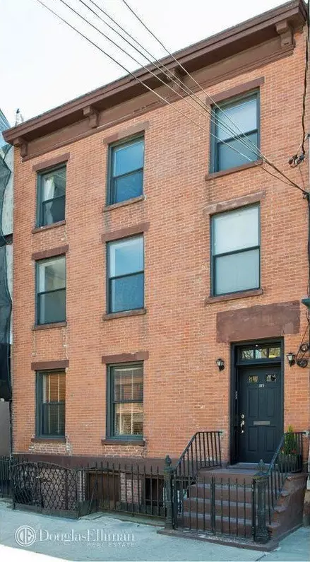 Red Hook townhouse mei skyline views en hierynkommen freget $ 2,5 miljoenen 18371_7