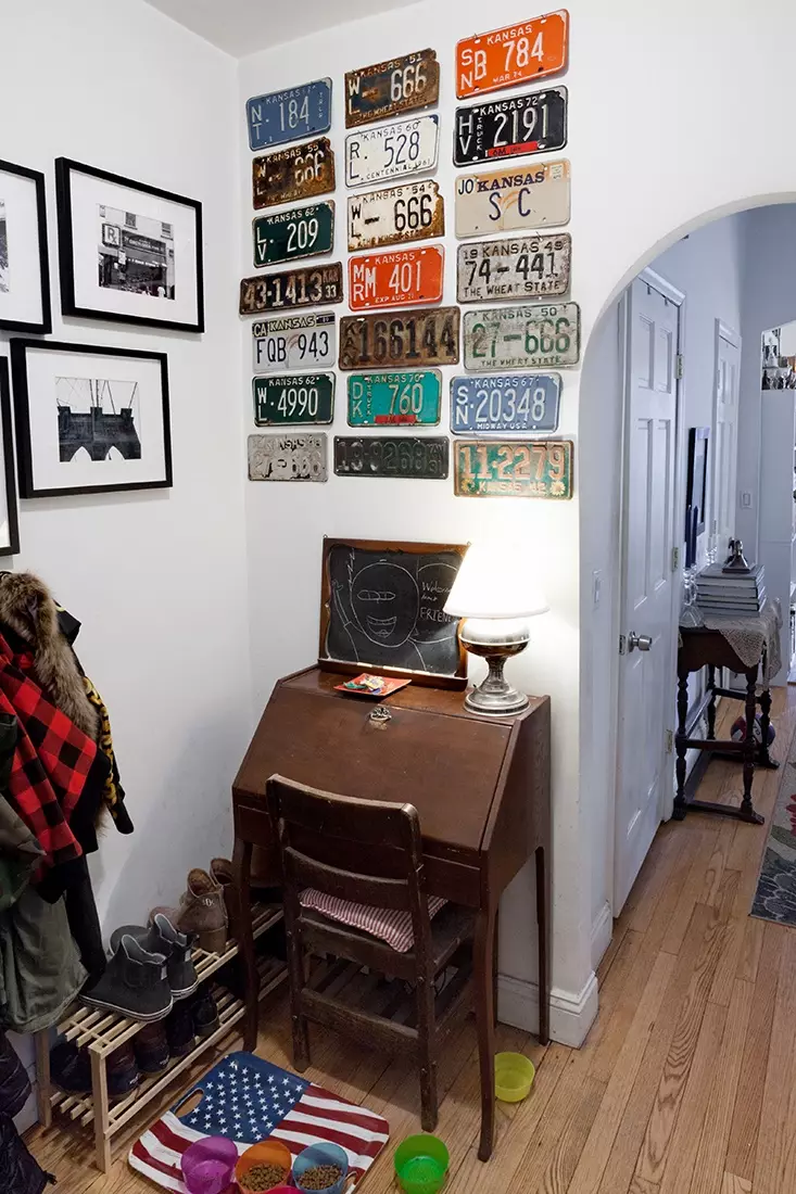 Oma 900 neliöjalkaa: Podcastin pioneeri täyttää perheensä West Villagen asunnon historiallisilla amerikkalaisilla muistomerkeillä 18442_13