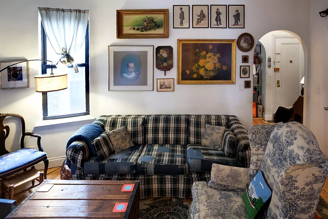 Oma 900 neliöjalkaa: Podcastin pioneeri täyttää perheensä West Villagen asunnon historiallisilla amerikkalaisilla muistomerkeillä 18442_2