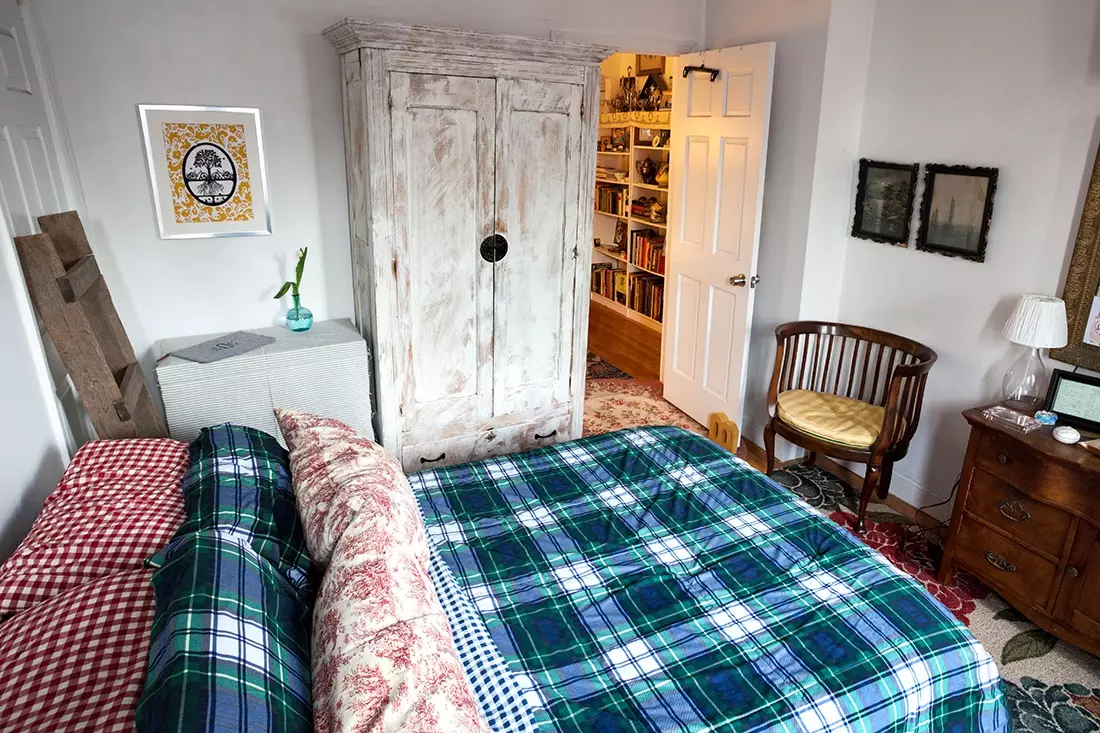 Oma 900 neliöjalkaa: Podcastin pioneeri täyttää perheensä West Villagen asunnon historiallisilla amerikkalaisilla muistomerkeillä 18442_20