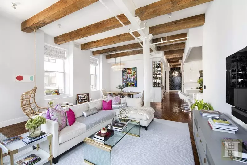 Binago ng isang upscale renovation ang $3.75M Williamsburg loft na ito na may dramatikong dingding ng salamin 18712_1