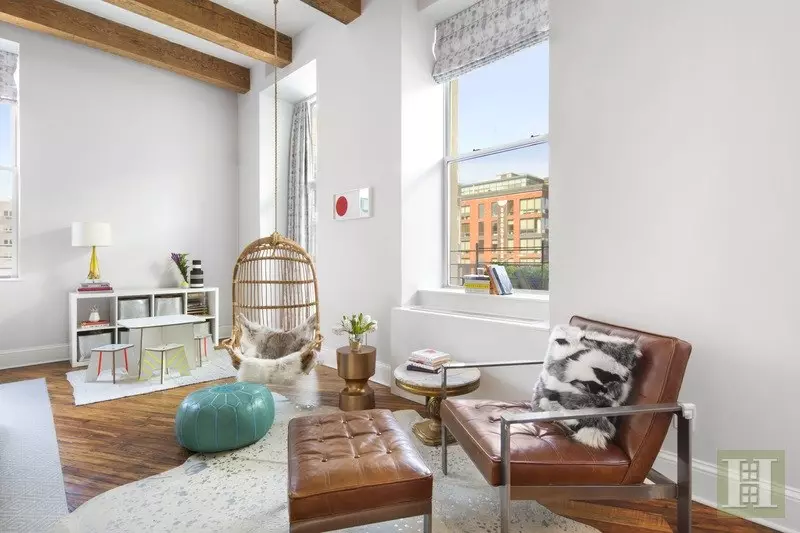 Binago ng isang upscale renovation ang $3.75M Williamsburg loft na ito na may dramatikong dingding ng salamin 18712_2