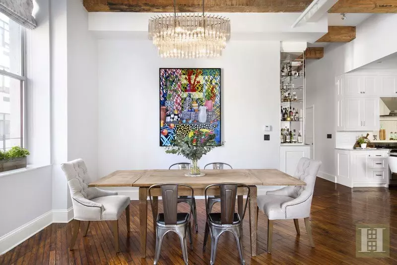 Binago ng isang upscale renovation ang $3.75M Williamsburg loft na ito na may dramatikong dingding ng salamin 18712_3