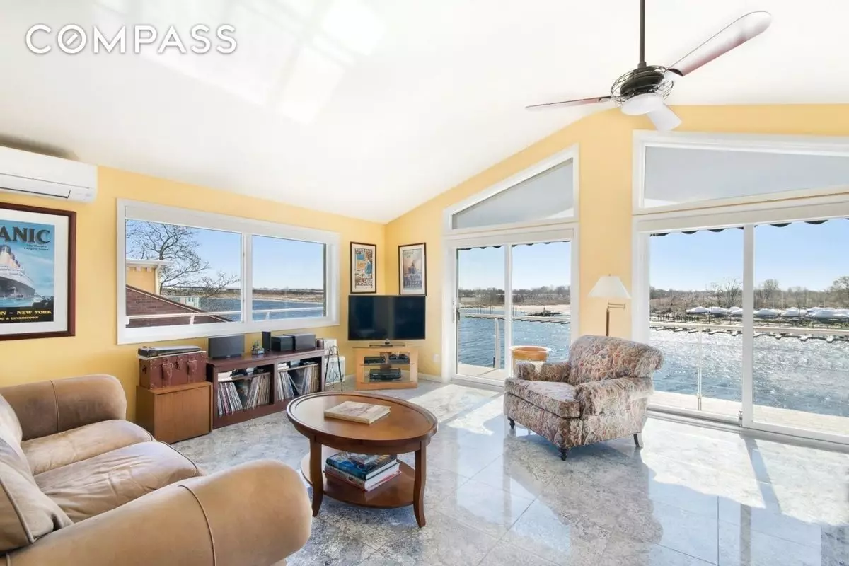 $ 2.4M Waasserfront Heem am Mill Basin huet säin eegene Pool, Dock an Jet Ski Ramp 18727_10