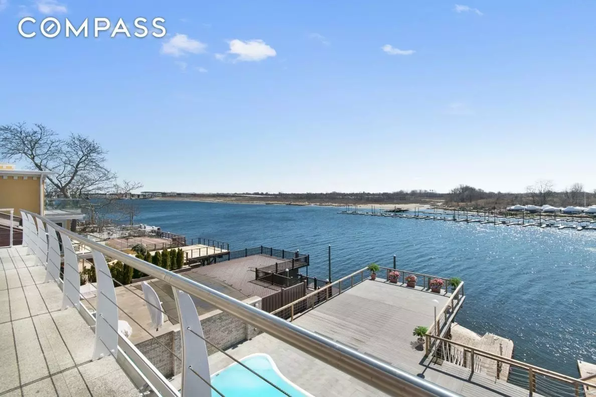 $ 2.4M Waasserfront Heem am Mill Basin huet säin eegene Pool, Dock an Jet Ski Ramp 18727_12