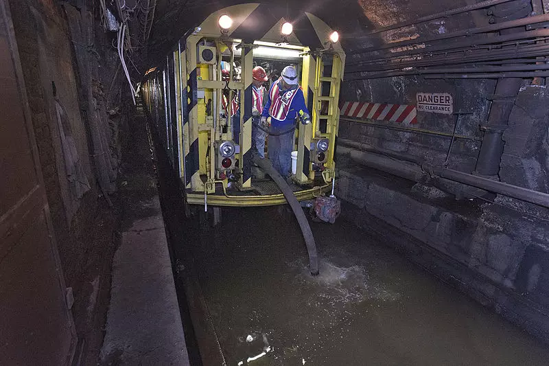 Pociąg L NYC, zalewanie tuneli