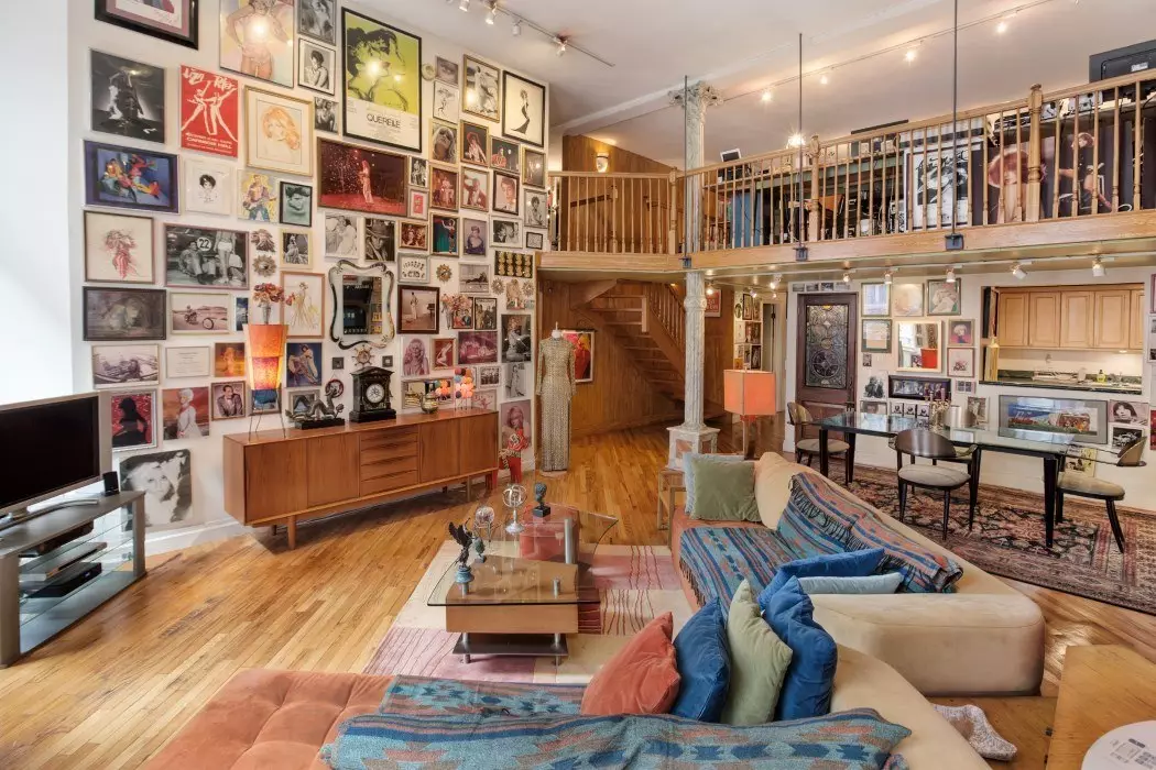 Kæmpe vægge viser en sindssyg samling af filmmemorabilia på dette Chelsea-loft til $2,2 millioner 19001_1
