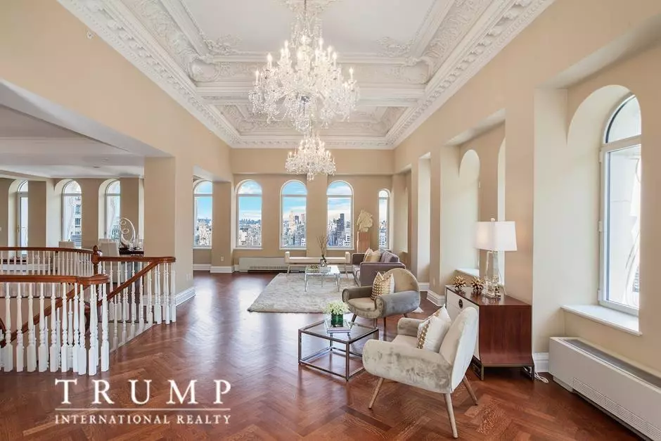 Nyuma yimyaka 10 ku isoko, ikizere cya Donald Trump kirasa ninjiza $ 35M kuri penthouse nziza 19075_2