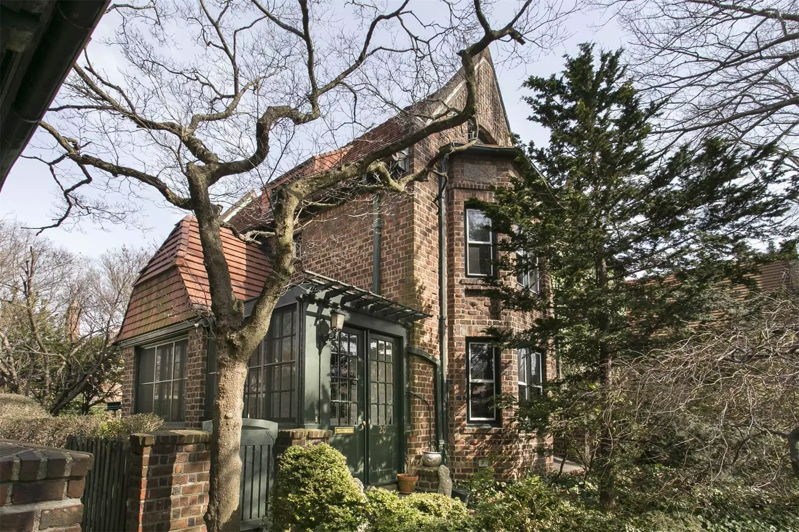 1,8 միլիոն դոլար արժողությամբ Forest Hills տունն ունի անգլիական այգի, ձեղնահարկի ստուդիա և յուրահատուկ պատմություն 19095_1