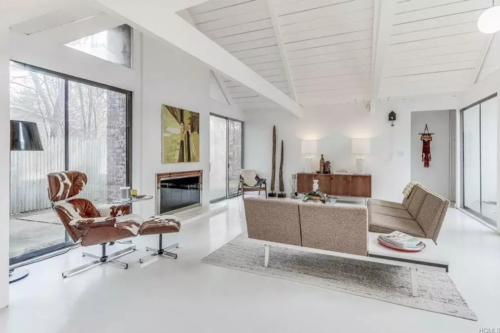 Vzácny dom Eichler na východnom pobreží, ktorý si pýta 490 000 dolárov, predvádza svoj jedinečný moderný dizajn s novými fotografiami interiéru 19105_1