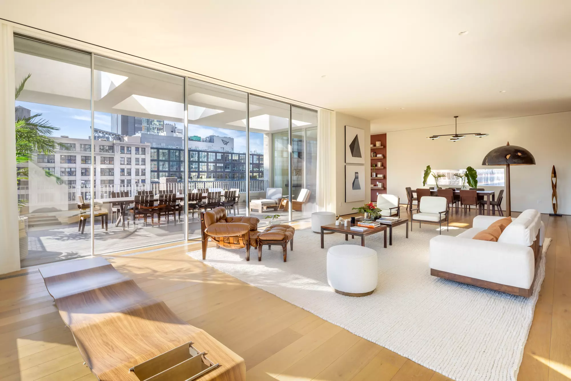 Dinding kaca geser memenuhi ruang luar di penthouse senilai $10.8 juta di atas Jardim . Chelsea ini 1912_1