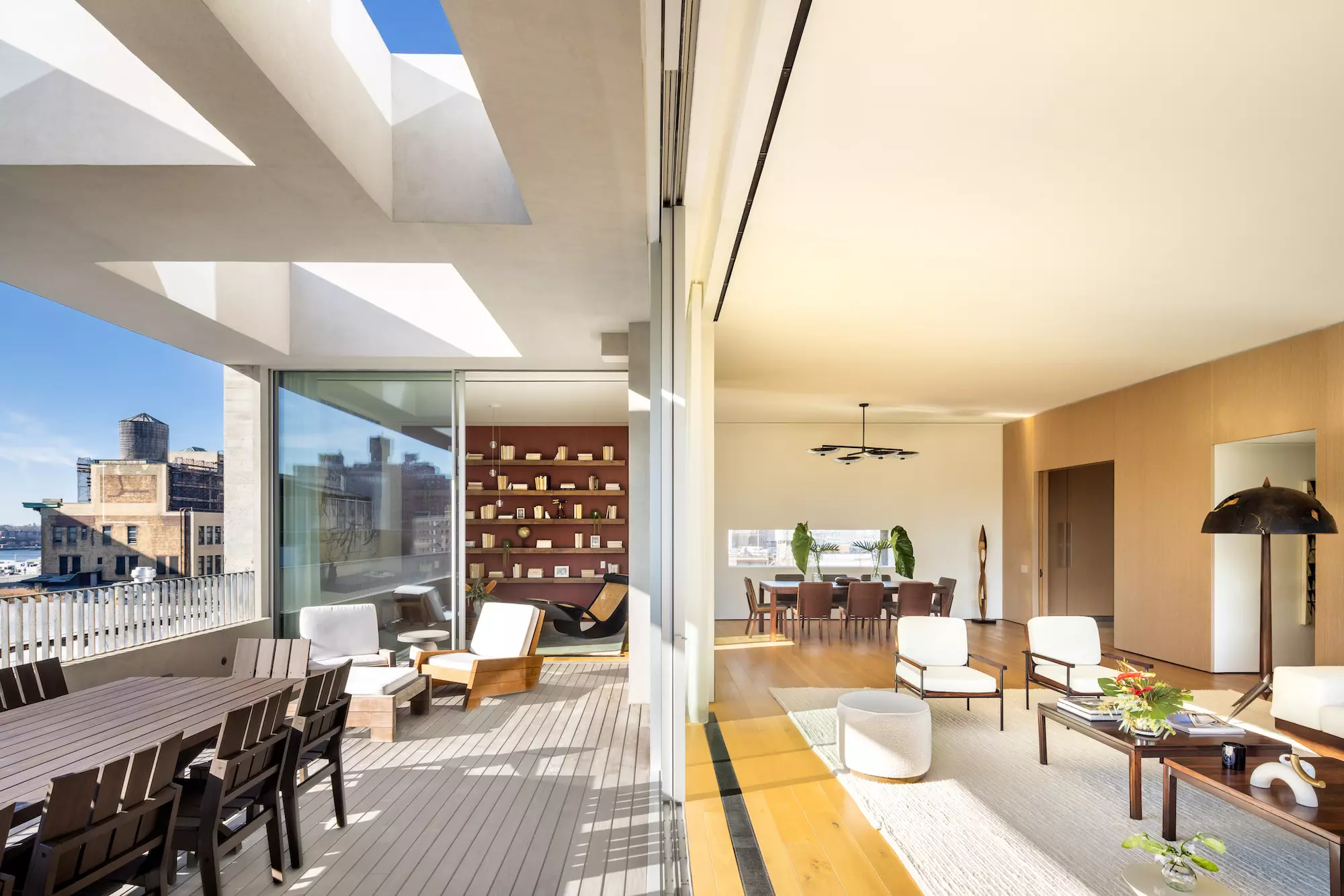 Dinding kaca geser memenuhi ruang luar di penthouse senilai $10.8 juta di atas Jardim . Chelsea ini 1912_3