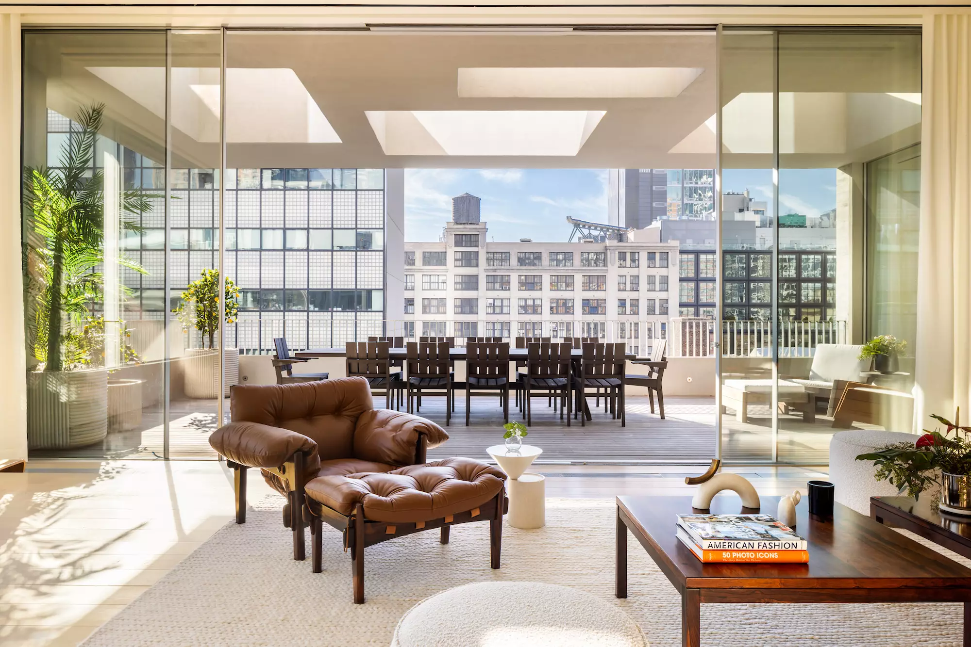 Dinding kaca geser memenuhi ruang luar di penthouse senilai $10.8 juta di atas Jardim . Chelsea ini 1912_5