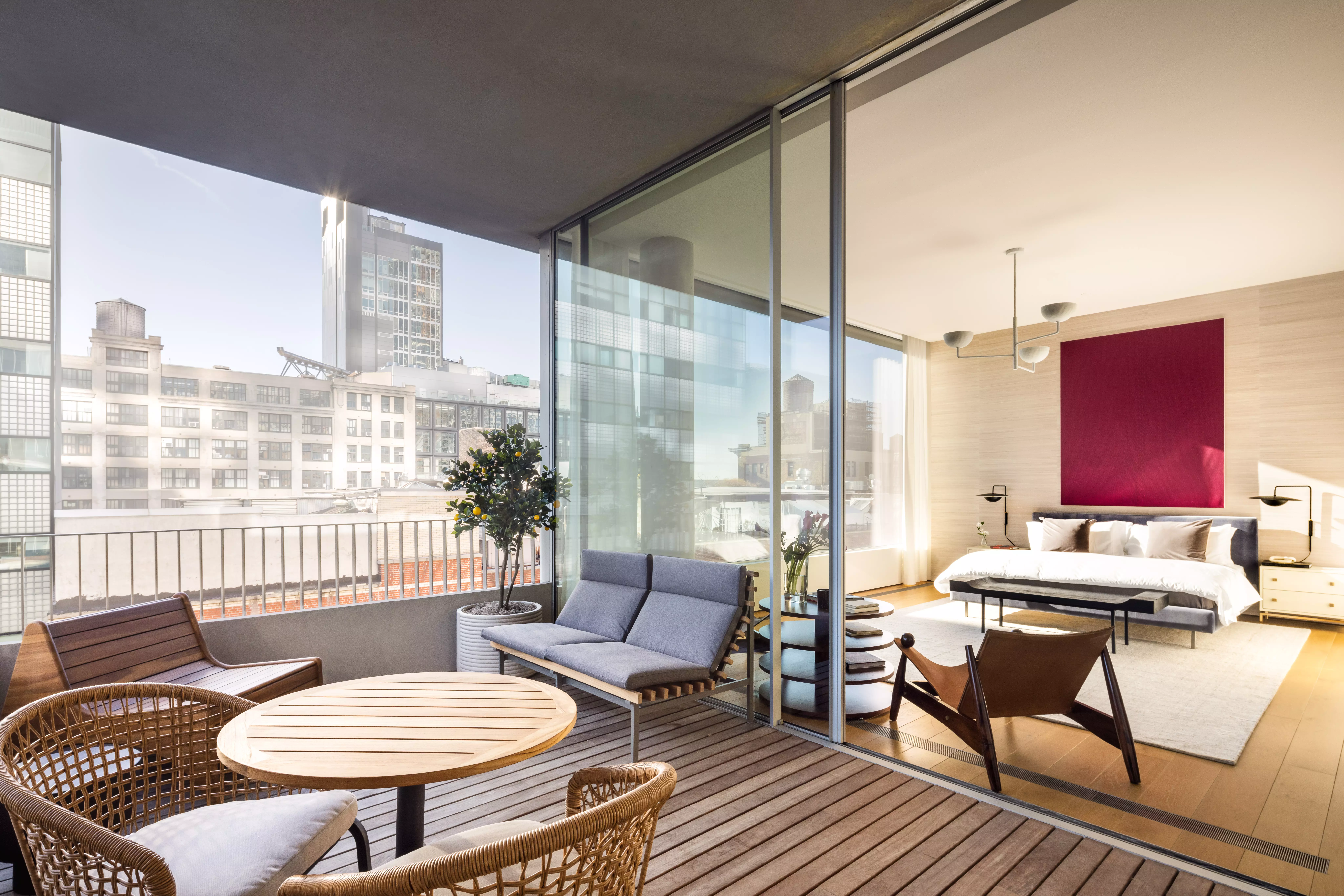 Dinding kaca geser memenuhi ruang luar di penthouse senilai $10.8 juta di atas Jardim . Chelsea ini 1912_7