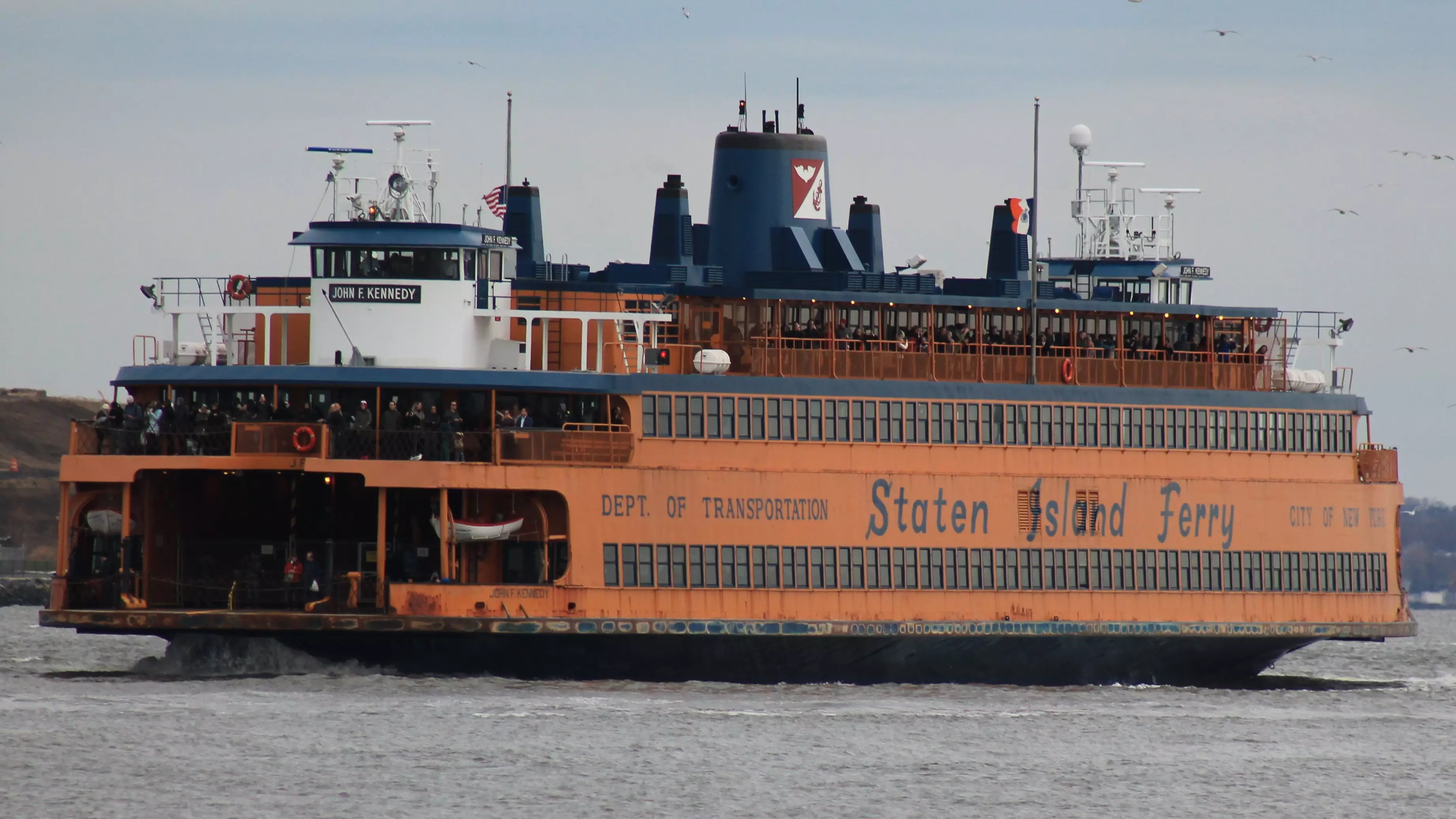 SNL-iň Pit Deýwidson we Kolin Jost 280K dollara pensiýa çykan “Staten Island Ferry” gämisini halas etdi 1916_1