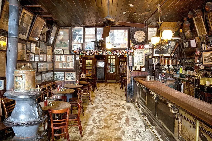 The Urban Lens : à l'intérieur du McSorley's Old Ale House, le plus ancien bar de New York 19174_1