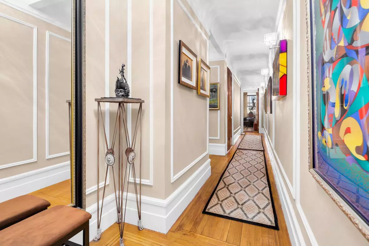 „Просторен и безпорядък“ седемстаен апартамент иска 2,7 милиона долара в Upper West Side 19232_2