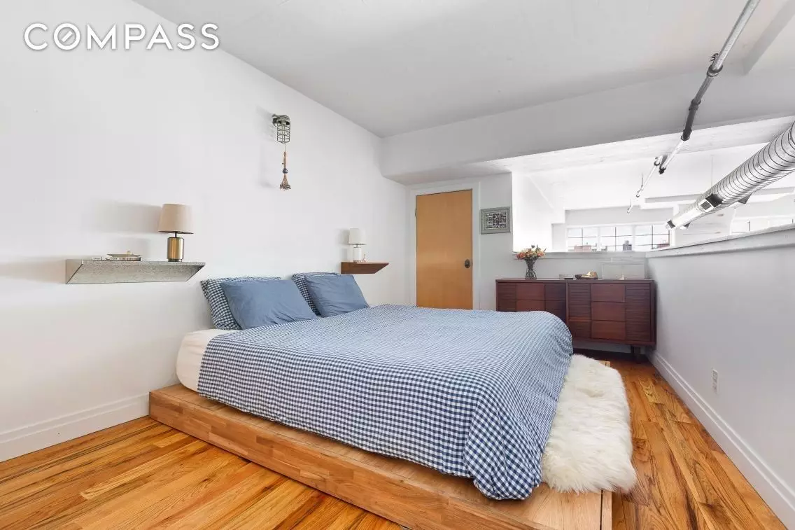 기발한 아파트로 유명한 Bed-Stuy 건물에 86만 달러의 넓은 로프트가 있습니다. 19349_6