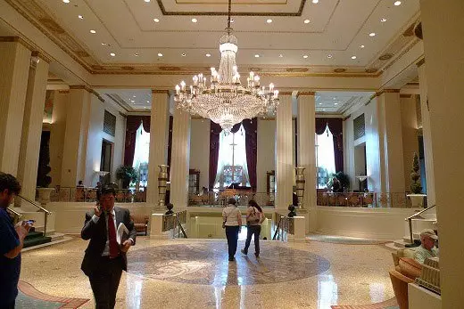 ბრინჯაოს ურნები, მბრუნავი კარები Waldorf Astoria Hotel-დან ახლა იყიდება eBay-ზე 19361_2