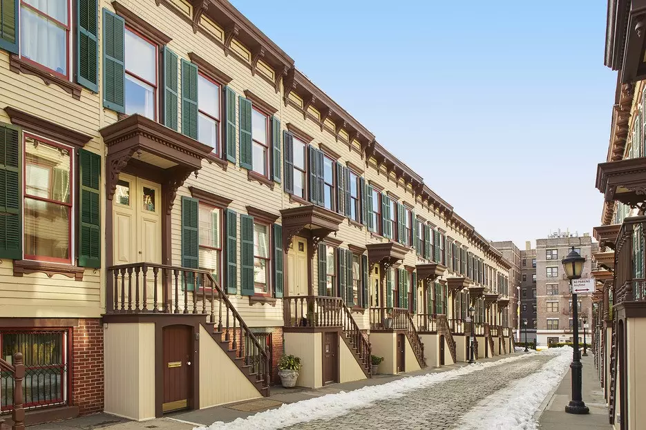 A casa geminada de US $ 1,6 milhão em Washington Heights fica em uma rua histórica escondida em frente à casa mais antiga de Manhattan 19388_1