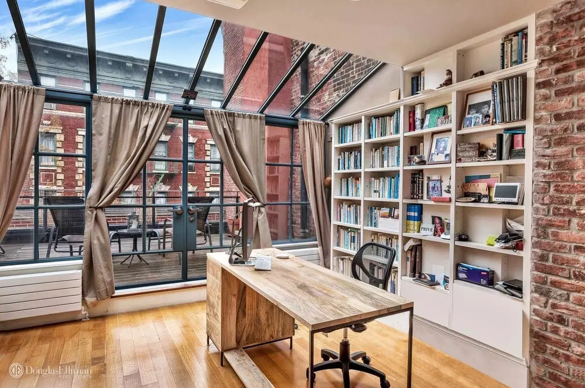 太阳崇拜者：以每月 25,000 美元的价格租用这座带露台和玻璃墙的 West Village 联排别墅 19392_1