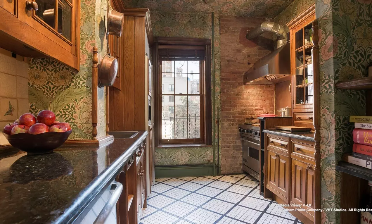 Un apartament impecabil restaurat într-o casă din 1839 în stil renașterii grecești cere 12.495 USD/lună în sat 19466_5