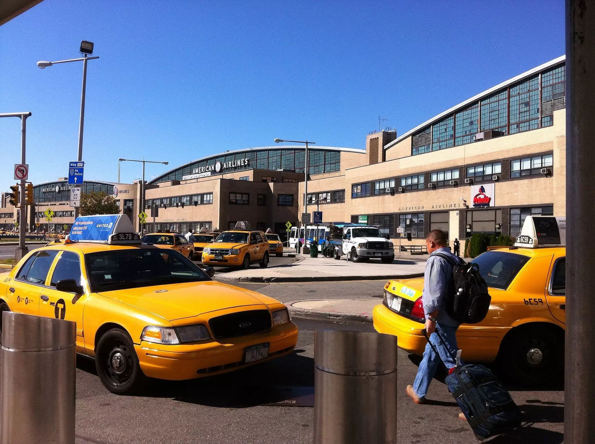पोर्ट ऑथॉरिटी विमानतळांवर $4 कर्बसाइड टॅक्सी शुल्क जोडू शकते 19491_1