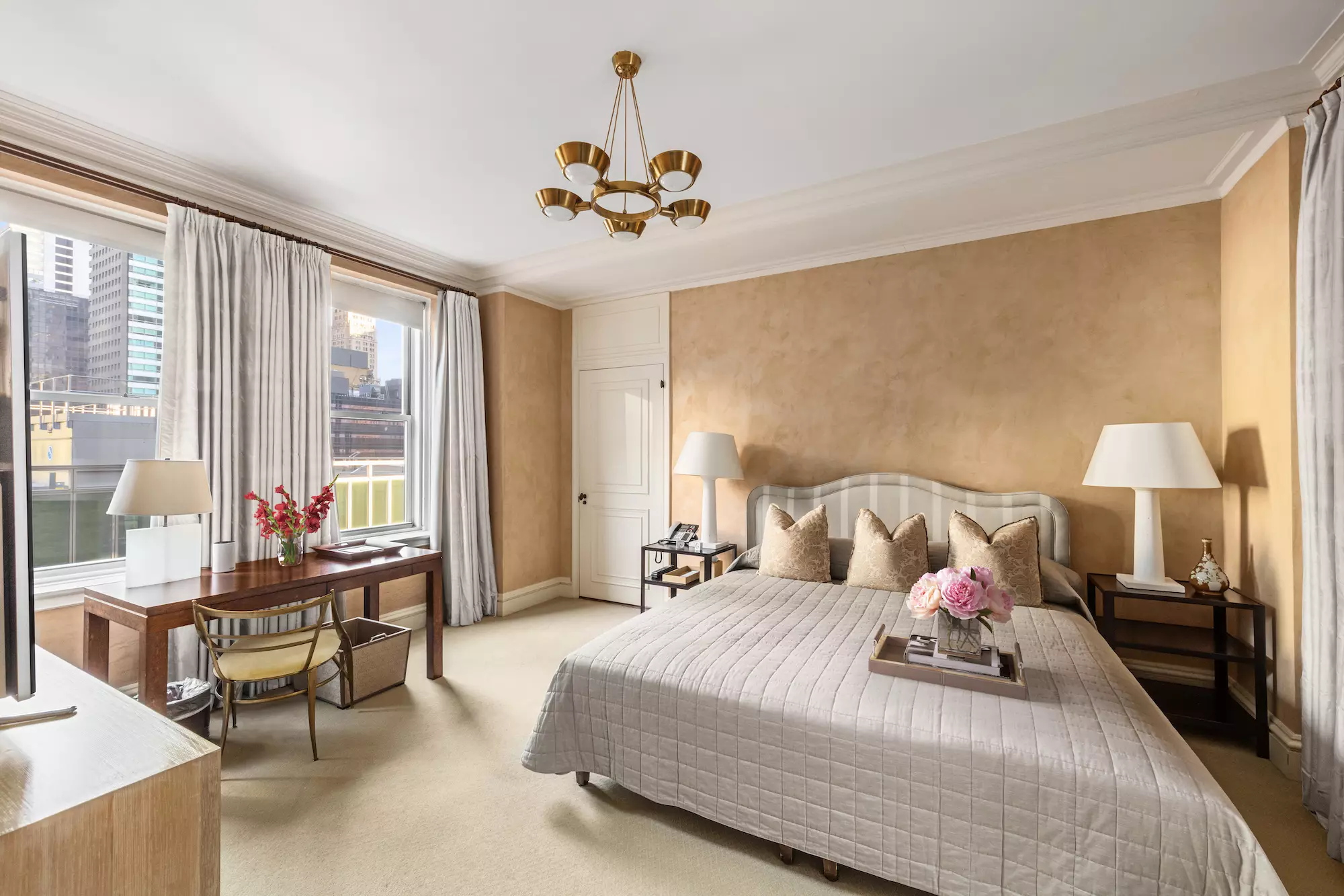 1,8 миллион долларга, Lenox Hill истәлекле урынындагы кооперативның ике экспозициясе һәм биш йолдызлы кунакханә хезмәте бар 1995_4