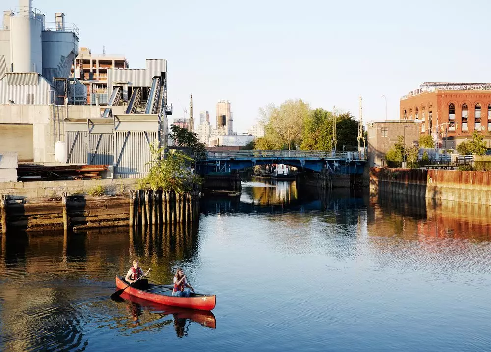 Heilbrigðisráðuneytið segir að það sé í lagi að borða Gowanus Canal fisk í hófi og kajak í vatni 20143_1