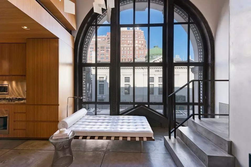Во историската зграда на West Village Bank, стан од 3,45 милиони долари може да се пофали со прозорец од 17 метри 20171_1