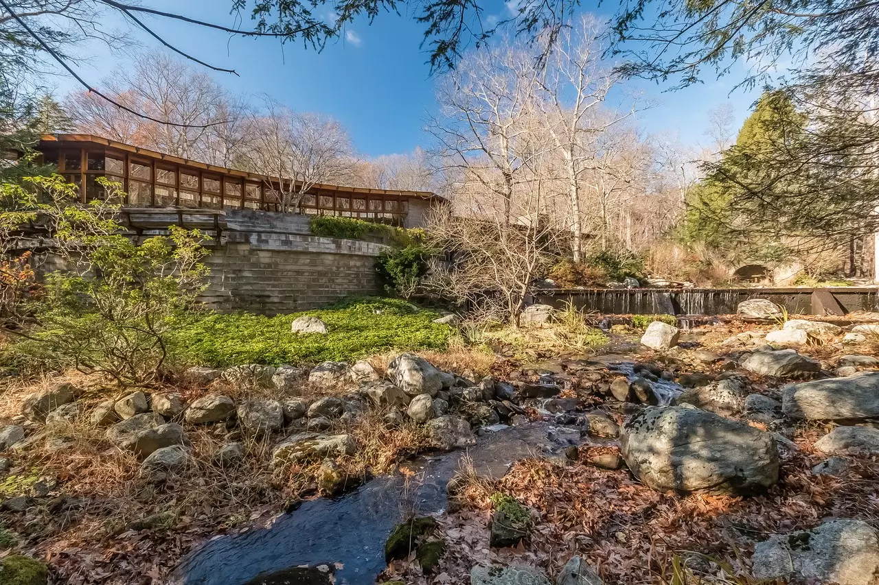 Vlastniť dom Franka Lloyda Wrighta „Tirranna“ v tvare podkovy v New Canaan, CT za 8 miliónov dolárov 20197_1