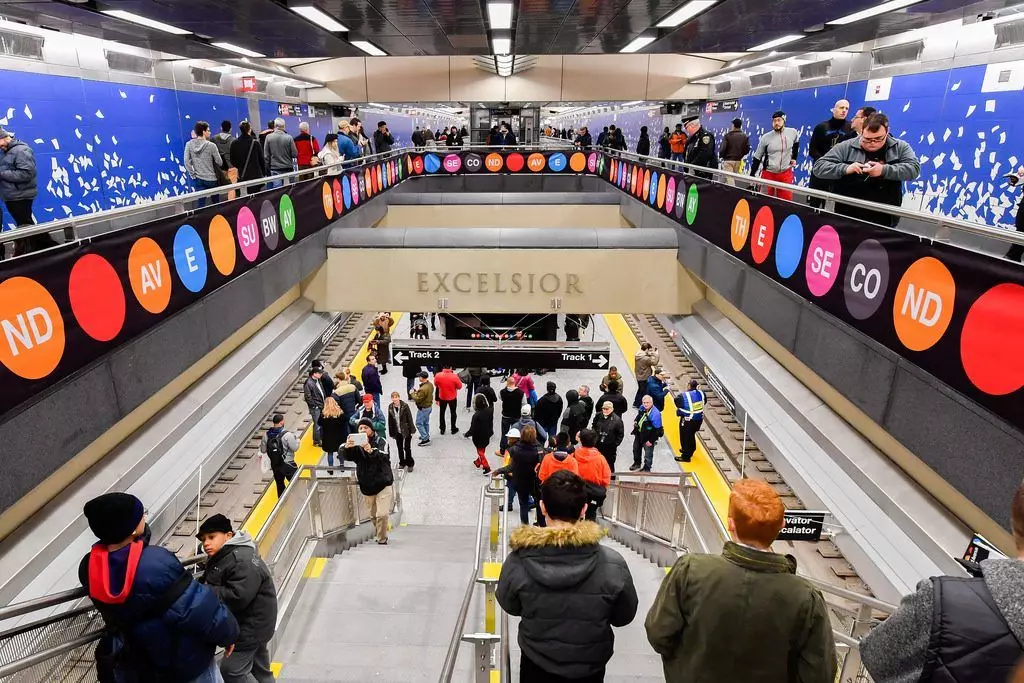 Bal 100 Joer méi spéit mécht de Second Avenue Subway offiziell op!