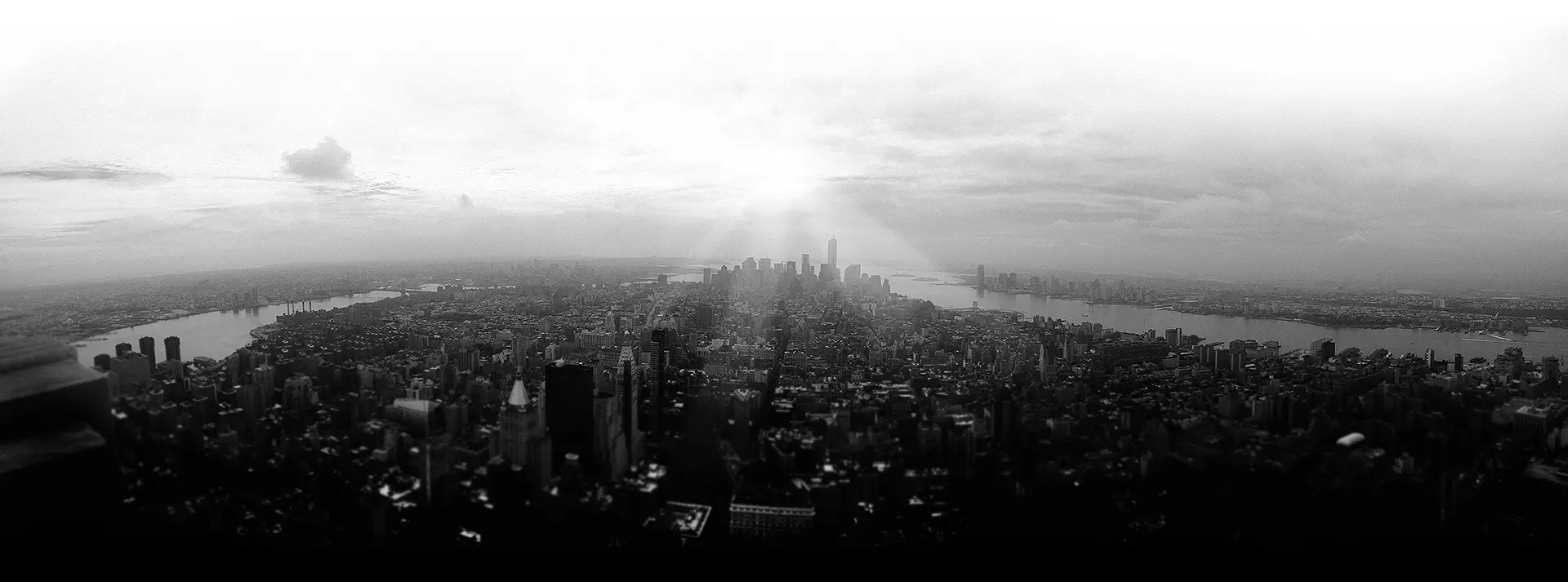سیاہ اور سفید NYC اسکائی لائن عمارتیں۔