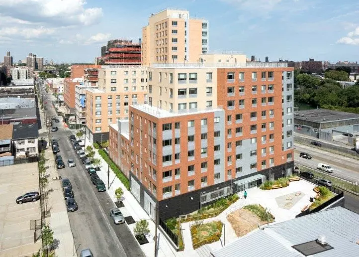 114 pageblaj unuoj ĉe la nova komplekso Compass Residences de Bronx pretataj, ekde 822 USD/monate 20675_1
