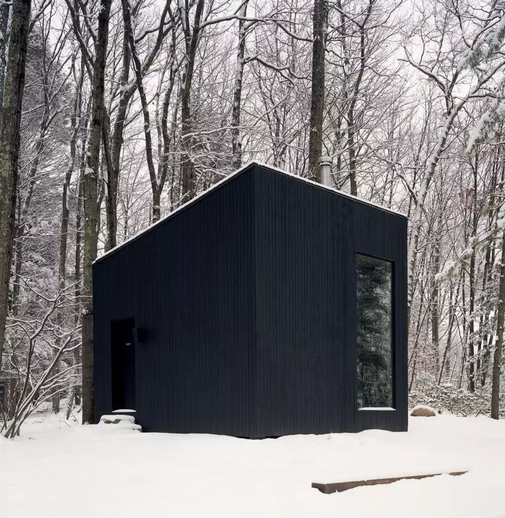Studio Padron і SMITH Design, аднапакаёвая чорная каюта ў паўночнай частцы штата Нью-Ёрк. Фота Джэйсана Коксволда