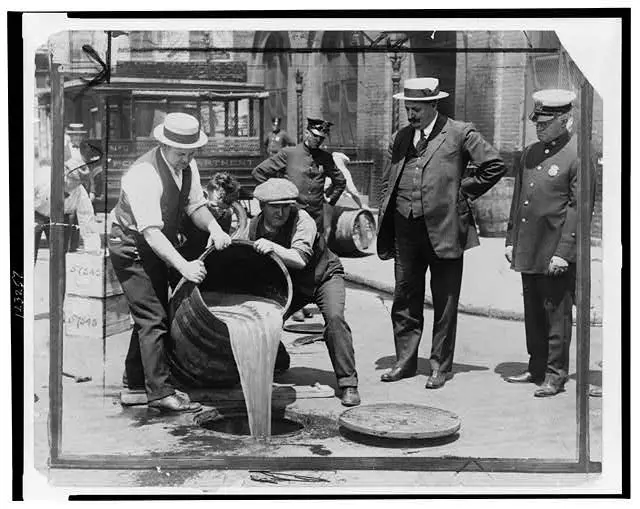 NYC، 1920 میں گٹر میں شراب ڈالی جا رہی ہے۔